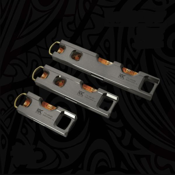 特徴高品質で美しいアルミ削り出しボディを採用。測定基準面がV溝付でパイプ等の測定ができます。本体両端で落下防止コードやカラビナへの取付けが可能です。超強力(3倍)磁石付き。仕様黒/金長さ(mm)：115高さ(mm)：40厚さ(mm)：15マ...