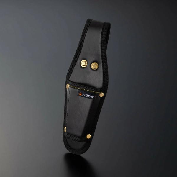 特徴撥水性が高いPVC生地で水を弾きます。泥、ほこりなどで汚れても簡単に拭きとれます。ニッパなど先端が当たってこすれても破れにくい素材です。前面にペンや小型ニッパを収納できる小物差し付です。内側にも小物を収納できる仕切付です。仕様べルト通し...