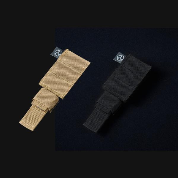 【ベルトに通して装着するギア用アダプター】商品名：エクスパンションパネル品番：RD-04-006カラー：コヨーテ（C）・ブラック（B）重量：29ｇ寸法：H75×W48(mm)材質：ナイロン/ポリエステル生産国：日本〜ABOUT RYDEN〜...