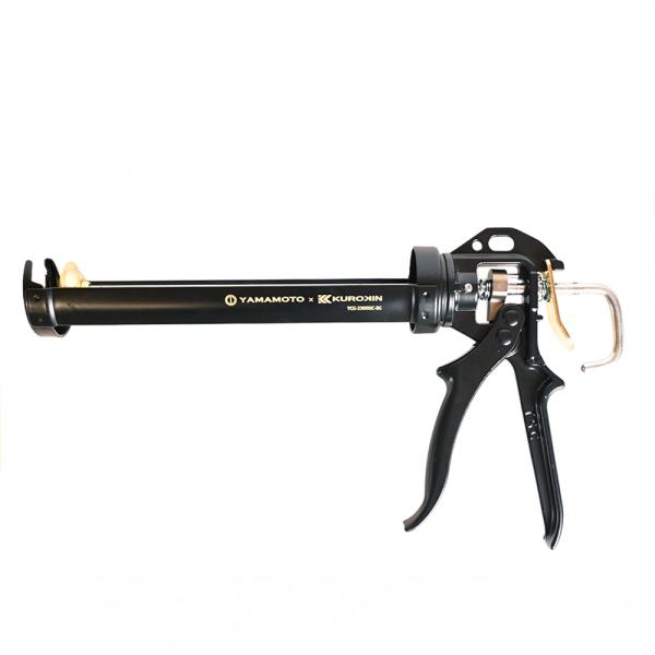【発売日：2026年05月20日】フジ矢黒金シリーズに待望のコーキングガン山本製作所ロゴとKUROIKINロゴが目立つ最高のデザインで登場です。国内NO1のコーキングガンメーカー山本製作所製のカートリッジガンはここがすごい！（画像リサイズし...