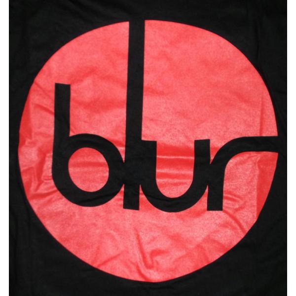 Blur_Circle Logo_ - 正規品ブリットポップ・ムーブメントの代表格であり、90年代以降の英国を代表するオルタナティブ・ロック「ブラー」のオフィシャルTシャツ「Circle Logo」です。90年に1stシングル「シーズ・ソー...