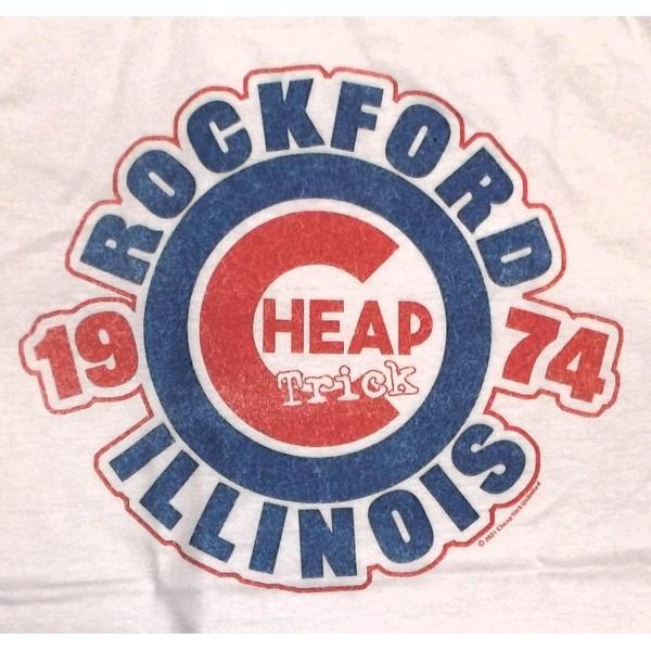 Cheap Trick : ROCKFORD IL 74正規品1974年にシカゴ郊外にあるイリノイ州ロックフォード市で結成された、米国のロックバンド「チープトリック」のTシャツ「ROCKFORD IL 74」です。世界に先駆けて日本で火がつ...