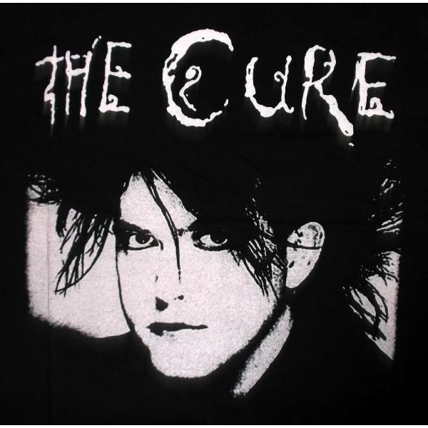THE CURE UNISEX T-SHIRT: ROBERT ILLUSTRATION 正規品1979年、パンクを色濃く残す「Killing An Arab」のシングル・リリースでスタートしたニュー・ウェイヴ・バンド「ザ・キュアー」のTシ...