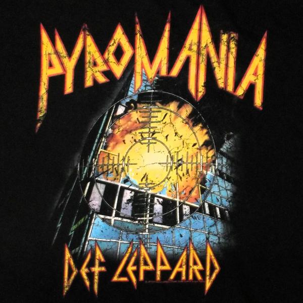 DEF LEPPARD : ITS ON FIRE MENS LIGHTWEIGHT TEE 正規品1980年代初頭にアイアン・メイデン、サクソンなどと並んで、NWOBHM (New Wave Of British Heavy Metal)...