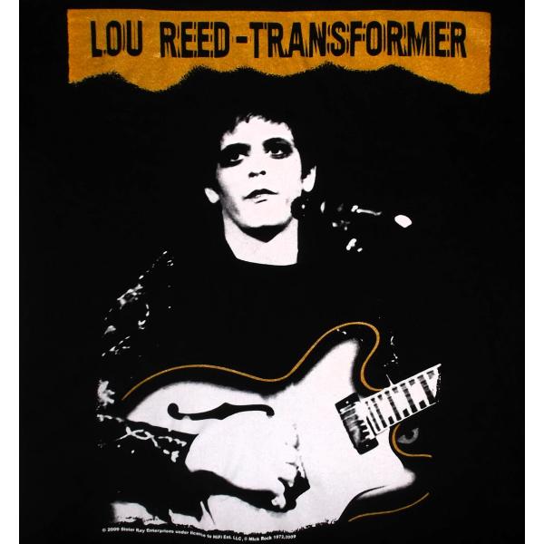 LOU REED : TRANSFORMER MENS TEE 正規品1965年に結成された伝説のロックバンド、ヴェルヴェット・アンダーグラウンドでのキャリアから、極めて前衛的な音楽性と人間の暗部を深く鋭く見つめる独特の詩世界で、ロックの芸...