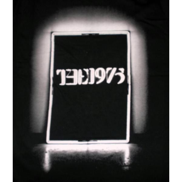 THE 1975 UNISEX T-SHIRT: BLACK TOUR2002年にチェシャー州ウィルムスローので結成、マンチェスターを拠点とする謎めいた４人組「THE 1975」のTシャツ「BLACK TOUR」です。ずば抜けたカリスマのマ...