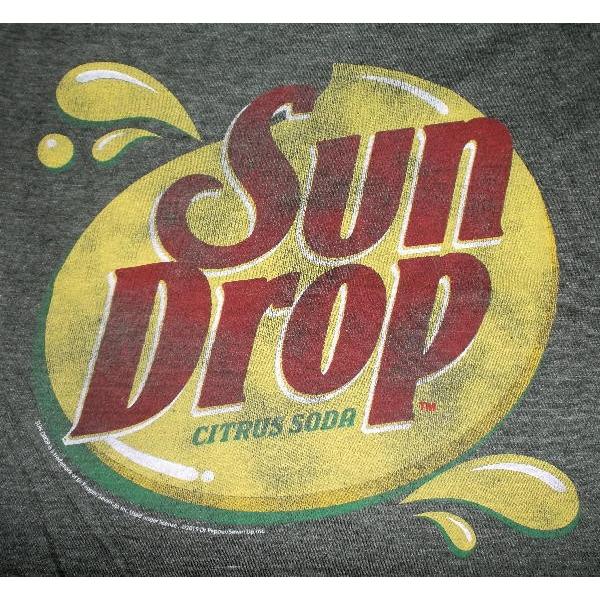 全米で愛されているシトラスフレーバーの炭酸飲料、「SUN-DROP」のTシャツです。日本での知名度・シェアはほとんどありませんが、海外で目にする、そのグリーン&amp;イエローのポップでアメリカ〜ンなデザインにときめく人は多いのではないでし...