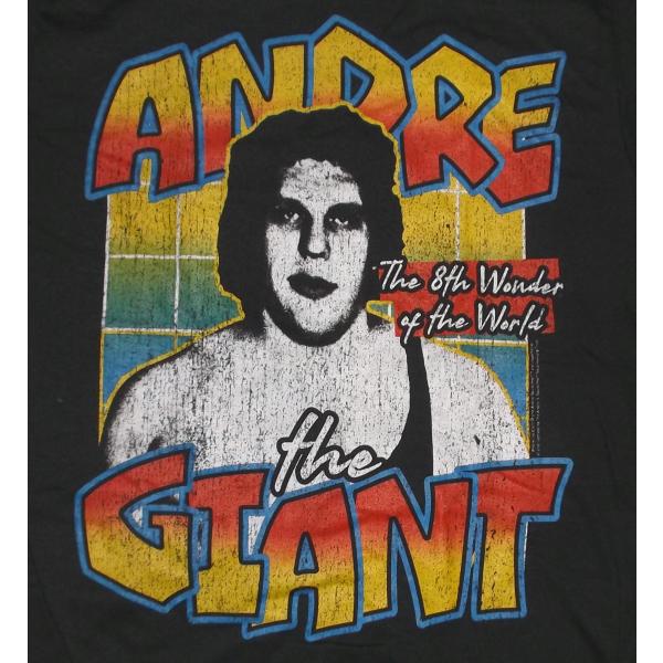 身長が223cm、体重が236kg 「世界8番目の不思議（The 8th Wonder of the World）」の異名で世界中の度肝を抜いた大巨人「アンドレ・ザ・ジャイアント」のTシャツです。1970年にモンスター・ロシモフのリングネー...