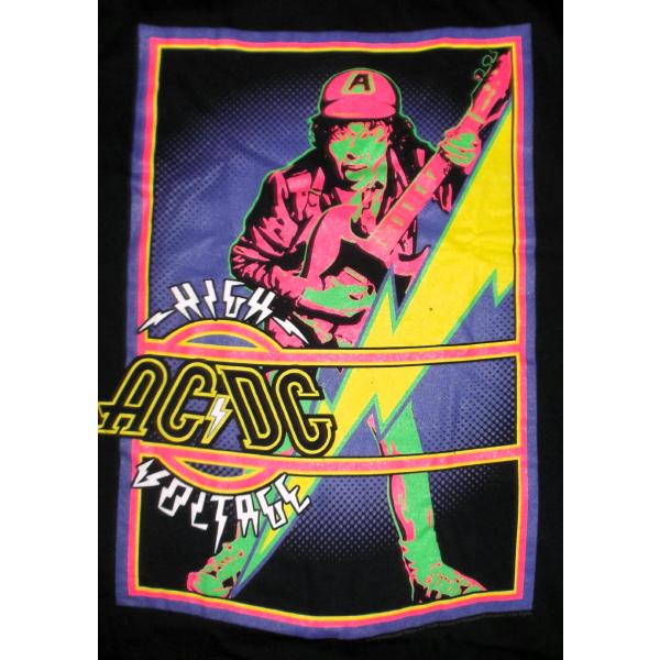 オーストラリアを代表するハード・ドライヴィン・R&amp;Rバンド「AC/DC」のTシャツ「ACDC, IGH VOLTAGE BLACKLIGHT MENS T-SHIRT」です。1973年にシドニーで、アンガスとマルコムのヤンガス兄弟を...