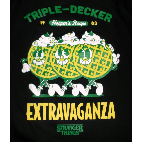 作中で、、スティーブ（ジョー・キーリー）とロビン（マヤ・ホーク）がバイトしていたスターコートモールのフードコートにあった、海をテーマにした架空のアイスクリームパーラー“Scoops Ahoy”の人気メニュー“Triple Decker”をモ...