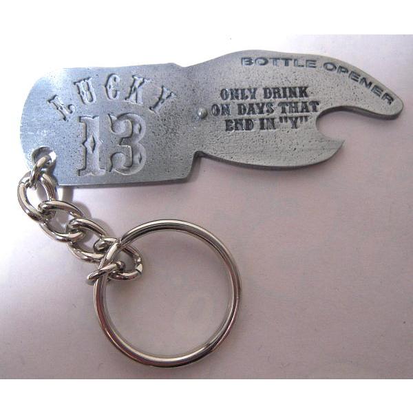LUCKY13 Skull Star Bottle Openner/Spinnerラッキー13のブラス製キーチェーンです。定番・スカルスターの刻印と、裏側にはブランドロゴの刻印!!ヤバイです。ボトルオープナー仕様ですので、栓抜きがなくても、...