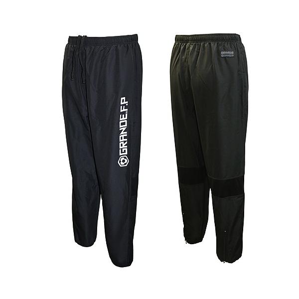 ■商品説明グランデのトレーニグロングパンツサイドにＧＲＡＮＤＥＦＰロゴプリント、裾にジップ付きなのでスタイリッシュに着こなせるデザイン。撥水加工をほどこし風やちょっとした雨を凌げる速乾性に優れたポリエステルリップ素材。左右両脇にスラッシュポ...
