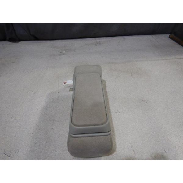 **** 商品説明を必ずご確認ください ****部品管理番号：250802000670460メーカー純正品番：72810-B2820-E1部品名：アームレスト部品区分：リサイクル品管理品番：366260車名：キャスト車両タイプ名：5ドアハッ...