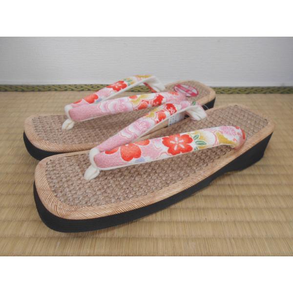 ★☆★素足に最高!!麻表のぞうり・綺麗な縮緬鼻緒☆★☆《商品説明》☆涼しげな麻表の軽装ぞうりです。★底は軽い硬質スポンジを使用しています。☆鼻緒は綺麗なちりめん生地です。裏地には布地を使用しています。★素足に心地良い感触で、夏場はもちろん、...