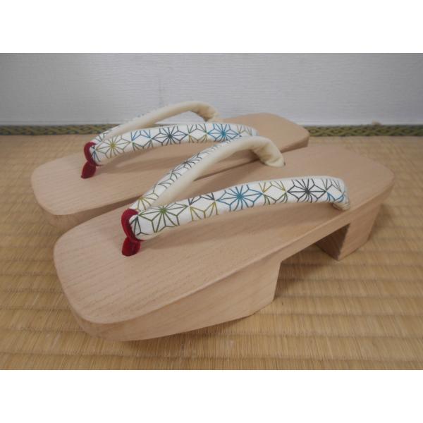 《商品説明》★白木千両・神戸桐下駄です。☆天然木の桐下駄は、夏場は素足にもさらりと涼しげで、冬場は熱を通し難いので温かみがあります。★鼻緒は布地で、裏地にはとても柔らかい本天を使用していますので、足に優しい感触です。☆職人が丹精込めて挿げて...