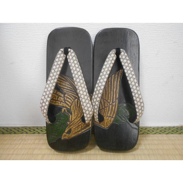 《商品説明》★職人手彫りの逸品・鎌倉彫右近桐下駄です。★この下駄は右近型ですので、下駄の特徴である歯が無く、底には硬質スポンジが貼ってあります。☆音がせず、滑りにくいので、タイル貼りの所でも安心してお履き頂けます。★鼻緒には印伝風漆の鼻緒を...
