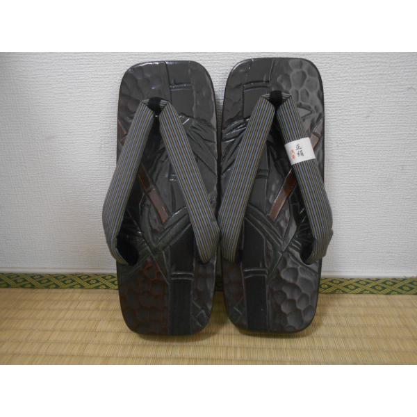 《商品説明》★職人手彫りの逸品・鎌倉彫右近桐下駄です。★この下駄は右近型ですので、下駄の特徴である歯が無く、底には硬質スポンジが貼ってあります。☆音がせず、滑りにくいので、タイル貼りの所でも安心してお履き頂けます。★鼻緒には正絹の鼻緒を挿げ...