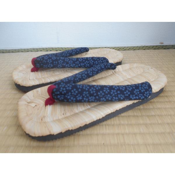 ★手づくり・気持ちいい竹皮表の雪駄です。☆鼻緒は柔らかい布地を使用しています。☆底は軽いスポンジ底です。☆和装に、夏場はカジュアルにもお部屋履きにも。＊こちらの商品は生地の柄の出方がある程度異なる場合があります。《サイズ》☆Ｍサイズ２４ｃｍ...