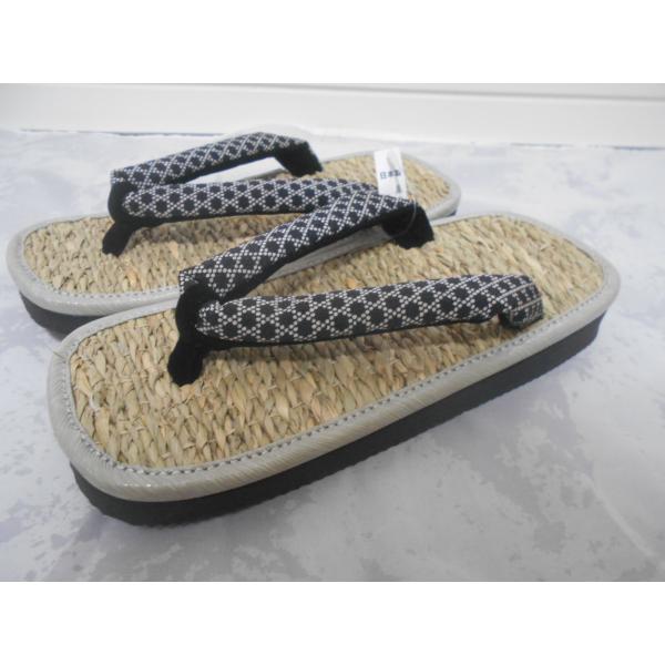 《商品説明》☆天然素材・莚表の雪駄です。素足に気持ちイイですよ。★底は軽いスポンジを使用しています。☆鼻緒は縮緬で、裏地は柔らかいハイミロンを使用しています。足当たりが良いですよ。★夏場のカジュアルに、海外のお土産にも如何ですか。《サイズ》...