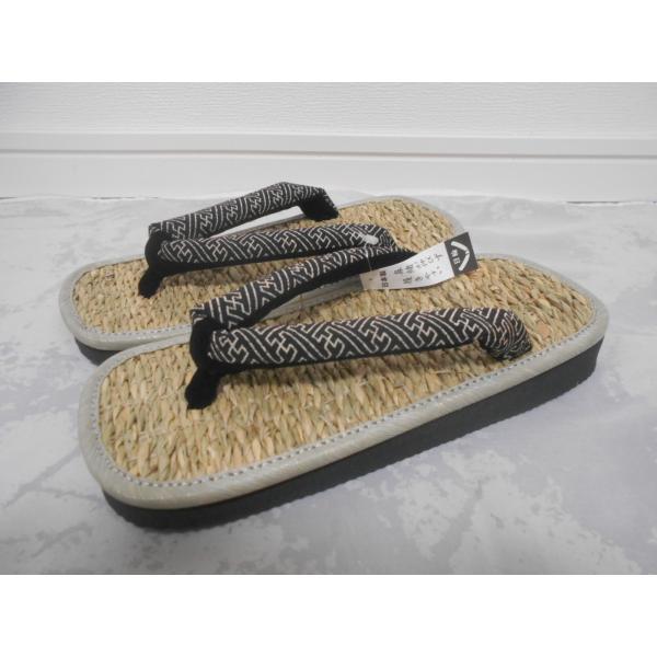 《商品説明》☆天然素材・莚表の雪駄です。素足に気持ちイイですよ。★底は軽いスポンジを使用しています。☆鼻緒は縮緬で、裏地は柔らかいハイミロンを使用しています。足当たりが良いですよ。★夏場のカジュアルに、海外のお土産にも如何ですか。《サイズ》...