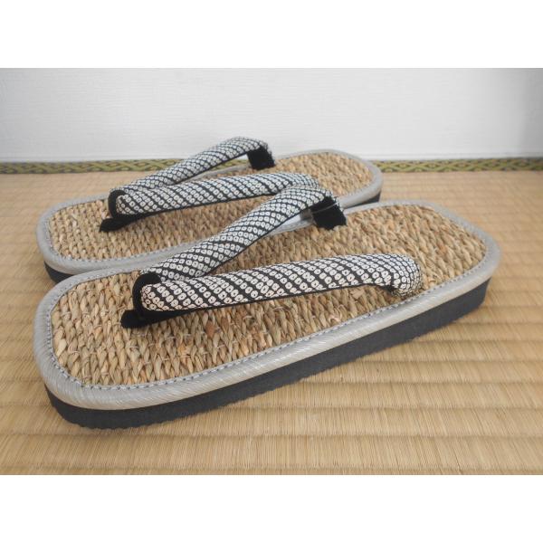 《商品説明》☆天然素材・莚表の雪駄です。素足に気持ちイイですよ。★底は軽いスポンジを使用しています。☆鼻緒は縮緬で、裏地は柔らかいハイミロンを使用しています。足当たりが良いですよ。★夏場のカジュアルに、海外のお土産にも如何ですか。《サイズ》...