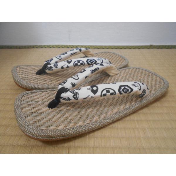 《商品説明》☆素足に快適!!パナマ表の雪駄です。素足に気持ちイイですよ。☆鼻緒は布地で、裏地は柔らかいハイミロンを使用しています。足当たりが良いですよ。＊生地の関係で鼻緒の柄の出方がある程度異なる場合があります。☆底は滑りにくいアメゴムを使...