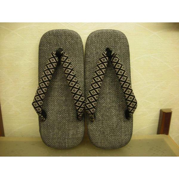 《商品説明》☆素足に快適!!パナマ表の雪駄です。素足に気持ちイイですよ。★鼻緒には印伝風の鼻緒が付いています。☆台はお洒落な重ねの台で、底は丈夫な牛革を使用しています。☆和装に普段履きに、海外のお土産にも如何ですか。《サイズ》★台の実寸は２...