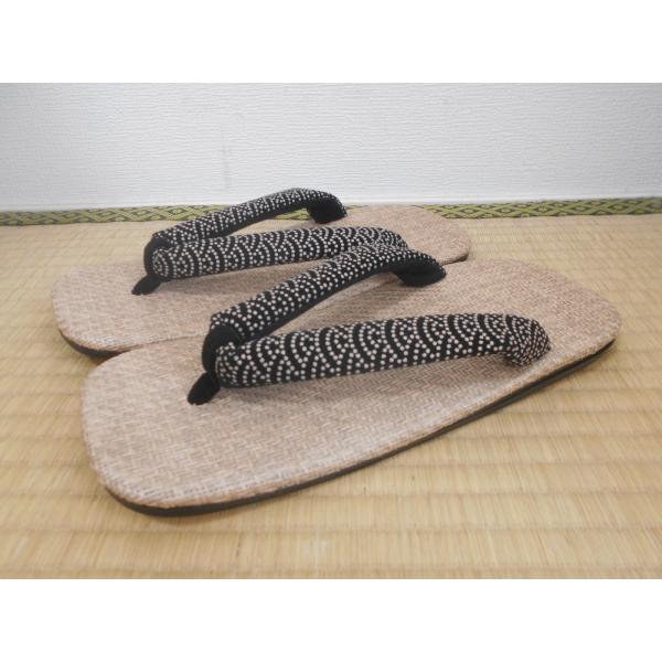 《商品説明》☆素足に快適!!パナマ表の雪駄です。素足に気持ちイイですよ。★鼻緒には印伝風の鼻緒が付いています。☆台はお洒落な重ねの台で、底は丈夫な牛革を使用しています。☆和装に普段履きに、海外のお土産にも如何ですか。《サイズ》★台の実寸は２...