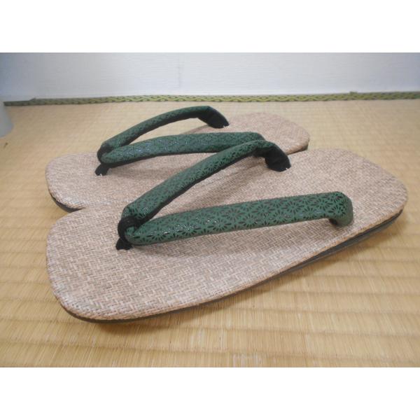 ★素足に好感触・天然パナマ表の雪駄〜印伝風漆の花緒です。☆汗を吸い取りますのでさらりと涼しげ、気持ち良さが味わえます。★底には丈夫な牛革を使用しています。ライト底のものより数段しっかりしており、丈夫で長持ちします。★鼻緒は印伝の鼻緒を挿げま...