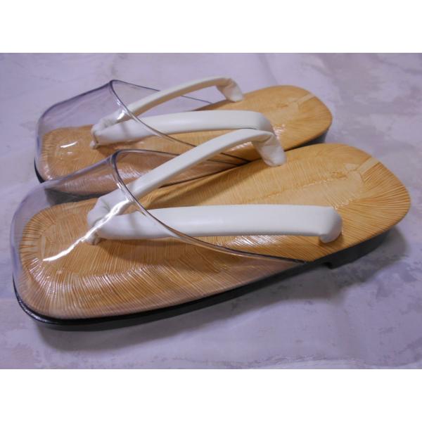 《商品説明》☆雨用の、透明カバーの付いた時雨履き雪駄です。☆表は黄千葉（ビニール製タタミ柄）です。☆鼻緒は白の合皮です。★底は丈夫なウレタンソールです。 ☆和装に、社寺様向けにも。 《サイズ》☆実寸は２５ｃｍ・踵の高さ４.５ｃｍです。です。...