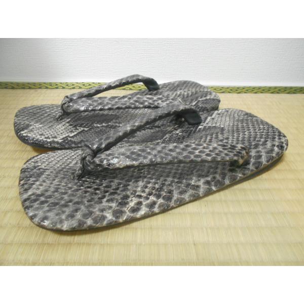 《商品説明》★ゴツゴツ感のあるニシキヘビ柄の雪駄です。☆素材は合成皮革・底は牛革で丈夫です。★三角テクター付き＊生地の関係で柄の出方・ウコロの目の大きさが写真とある程度異なる場合があります。《サイズ》☆実寸は２７ｃｍです。★26.5〜28....