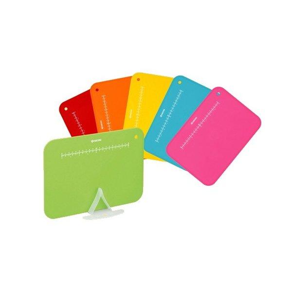 【商品詳細】品番：CC-99サイズ：300×210×2mm材質：本体/スチレン系エラストマースタンド/ポリプロピレン耐熱温度：100℃カラー：レッド・オレンジ・イエロー・グリーン・ブルー・ピンク