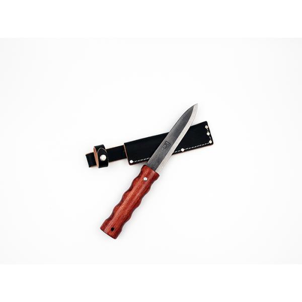 【発売日：2025年04月21日】小ぶりで取り回しの良いナイフです。ロープの切断や調理にお使いください。硬い鋼を極軟鋼と接合する鋼付により耐久性と刃研ぎのしやすさを両立。三条の鍛冶職人が一丁一丁丹念に製造する逸品です。刃の平は雨をモチーフに...