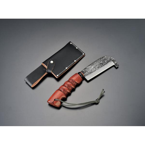 【発売日：2025年04月21日】【ここがポイント！】枝を集めたり刃先を守るための突起付刃研ぎが容易で耐摩耗性に優れた鋼付刃先が厚く丈夫な「両刃」仕様刃の平は雨をモチーフにした模様を刻印柄部分は人間工学に基づいた持ち手の形状により、作業のし...