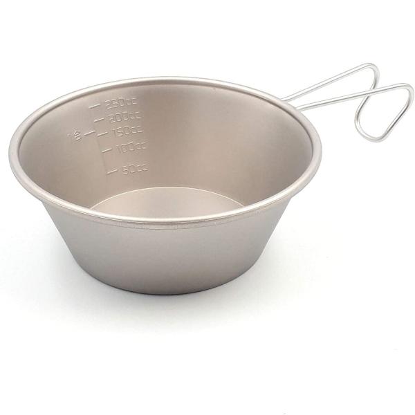 【ここがポイント】チタン製で直接火にかけられるため簡単な調理、湯沸かしが可能。 熱伝導率が低いため飲み口部分が熱くなりにくい。金属の特性上金属臭がない。 チタンの特徴：ステンレスの頑丈さとアルミニウムの軽量性を兼ねそろえたアウトドアに適した...