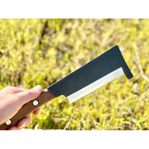 重　量：本体 650g、ケース 55g全　長：315mm、刃部 135mm（ハシ含む 150mm）厚　さ：ブレード 6ｍｍ材　質：刃部 鋼付SK材（炭素鋼）、柄 ウォールナットケース：牛革（ネイビー）製　造：三条市※製造の際に手作業で行う工...