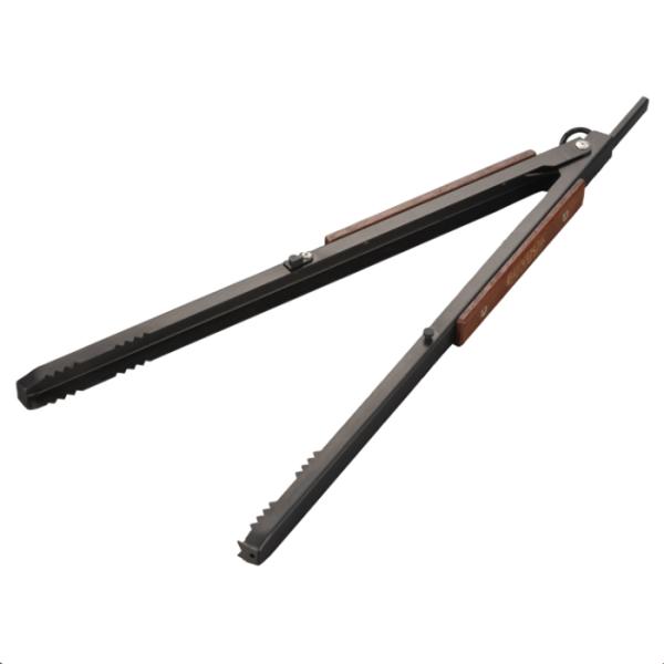 【発売日：2026年01月26日】ここがポイント！丈夫なスチール製に耐熱塗装。握りやすい木製グリップ。収納に便利なストッパー付き。薪や木炭がしっかりつかめるギザギザ加工。先端には火吹き穴付きで火力の調節ができるマルチなトングです。本品を火か...