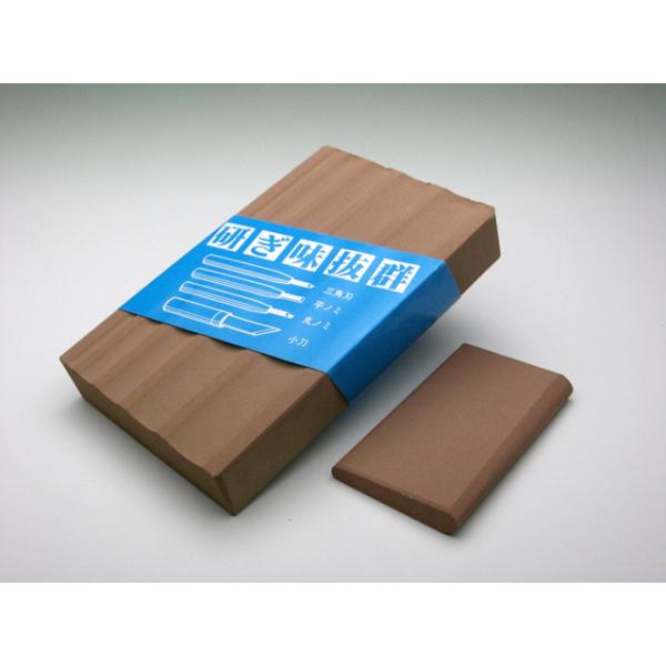 刃物の超仕上用として開発した最高級超微粒砥材を特殊技術で焼成した最高級品で、品質はいつまでも変わりません。刃物とトイシの吸い付きがよくて研ぎやすく、しかも刃付けが早く、刃先をいためません。ご使用中は順次水を補給しながら研いでください。彫刻刀...