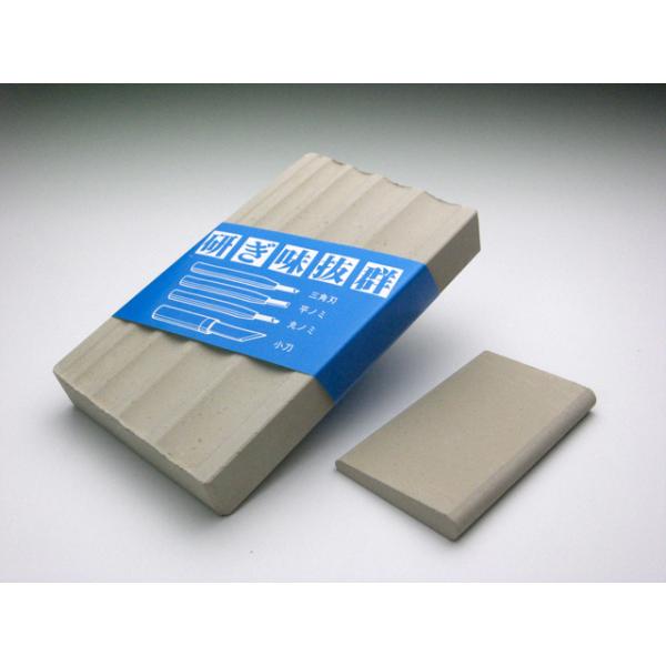 刃物の超仕上用として開発した最高級超微粒砥材を特殊技術で焼成した最高級品で、品質はいつまでも変わりません。刃物とトイシの吸い付きがよくて研ぎやすく、しかも刃付けが早く、刃先をいためません。ご使用中は順次水を補給しながら研いでください。彫刻刀...
