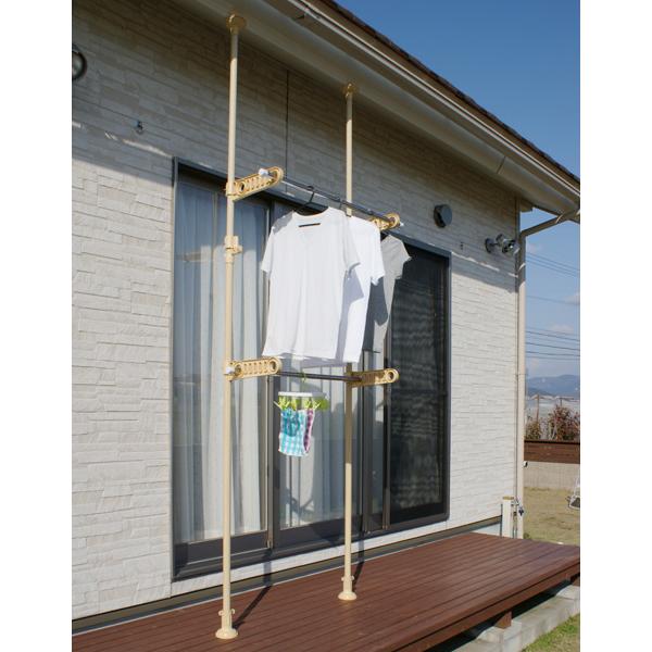 【ここがポイント！】屋外のちょっとした場所に洗濯物を干したり、ハンガーポールとしてお花を吊るせますサビに強い材質を使用しているので屋外でも使用出来ます。強力パイプでしっかり突っ張れます耐荷重20kg。※微調整のために回す部分は下です。天井部...