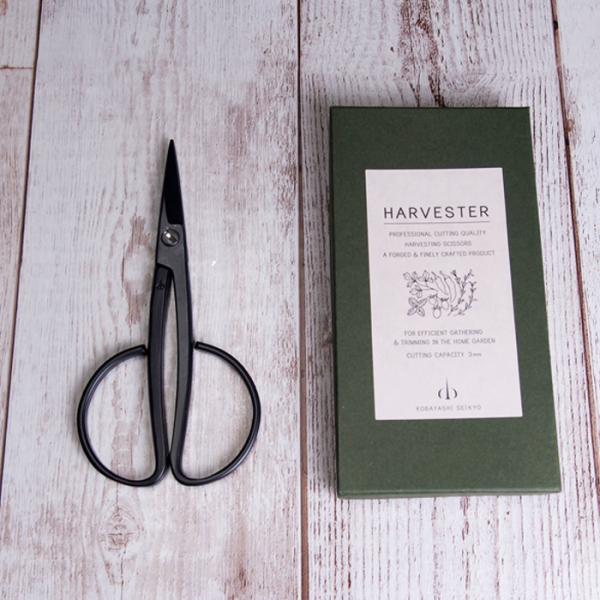 【ここがポイント！】農家向け鋏を作り続けてきた老舗の逸品！1976年創業の麻織物の老舗で、全国各地の伝統工芸品をプロデュースする中川政七商店監修。鋏職人の手仕事による鋭い切れ味と、女性でも扱いやすいコンパクトな作りに仕上がっている。職人が仕...