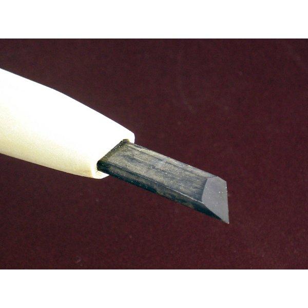 梅心子圀光　彫刻刀■ 梅心子の彫刻刀は、安来青紙鋼1号を使用しているため、切れ味・永切れに優れ、職人に永く愛用されている彫刻刀です。■ 焼入れされた鋼は硬く引き締まり、小さな力でも対象物に吸い付くように彫れます。■ 鋼は木柄の中に約1/3く...