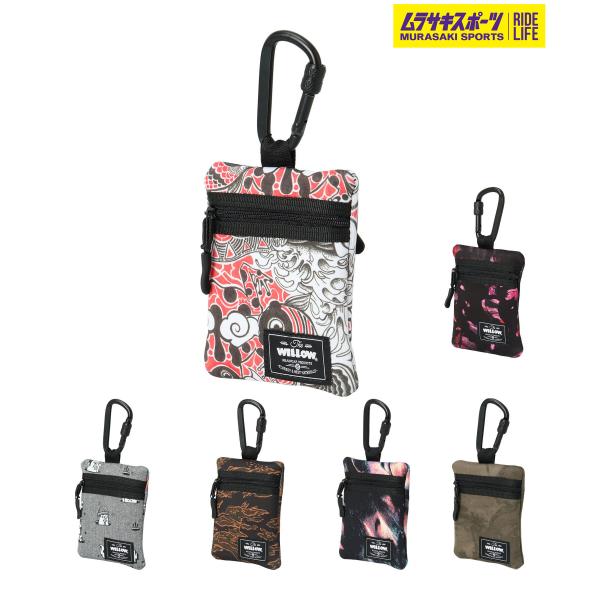 【WILLOW】ウィローのパスケース。裏面は透明になっているので、簡単にリフト券を見せることができます。ちょっとした小物を収納できるファスナーポケットもポイント。ウェアやバッグなどに取り付けられるカラビナ付きも魅力的なアイテムです。≪商品詳...