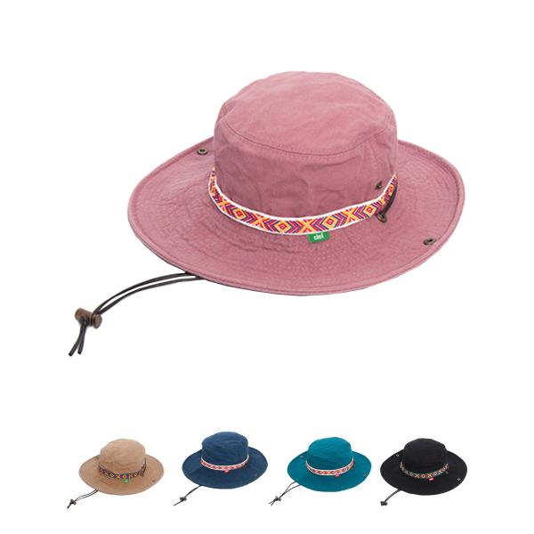 オリジナルのチロリアンテープに綿100％の風合いある生地感を合わせたアイテム。ツバにはワイヤーが入っていて自在にスタイルを変える事ができ、ヒモ部分にはアンティークゴールドカラーのストッパーが付いています。汗止めにはClefオリジナルロゴ入り...