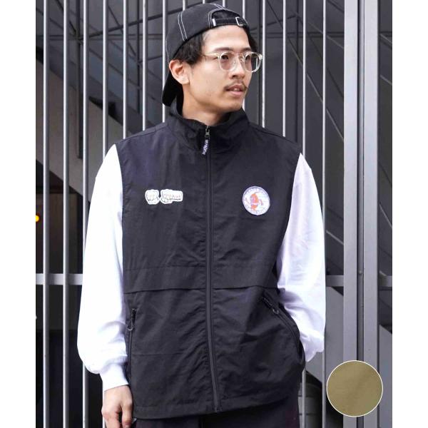 【ストリートスタイルには欠かせない、ベストジャケット！羽織るだけでこなれ感を演出】→ムラサキスポーツ限定商品です。●ワッペン刺繍●ビッグシルエット●ロングシーンに着用可能●ユニセックス●重ね着コーデ◆おすすめコーディネート忙しい朝でも一枚ベ...