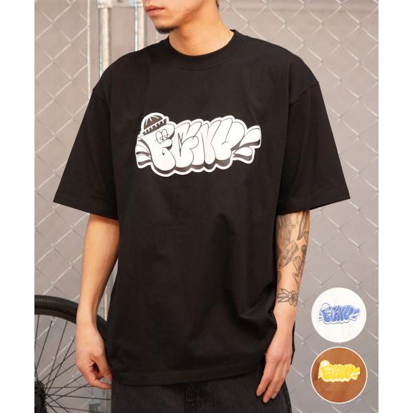 【大きめのサイズがコーデに取り入れやすい半袖カットソー】→こちらの商品はムラサキスポーツ限定商品です。●オリジナルのグラフィックが目を引く●フロントは発砲プリント●バックは右下に刺繍デザイン●オーバーサイズ◆おすすめコーディネートポップなプ...