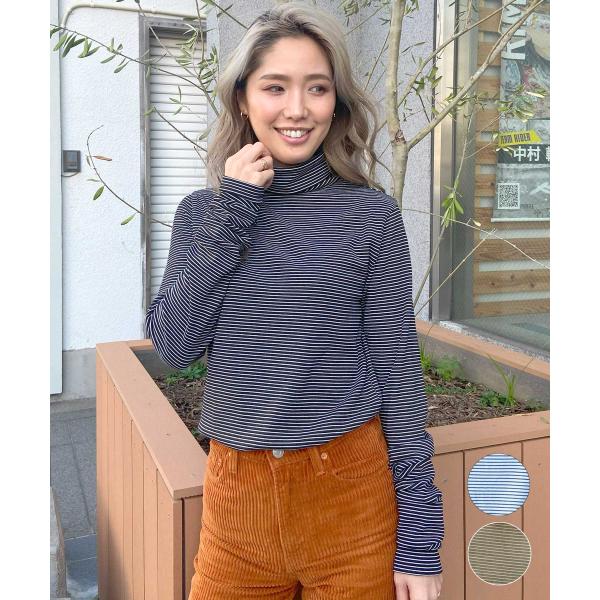 【細ボーダーが爽やかなアクセントに映えるトップス】露出控えめのハイネックデザインも上品な大人顔を演出。裏はふんわりとした起毛感があり、寒い季節でもあたたかく着用することができます。1枚着はもちろん、レイヤードコーデのインナーとしても活躍して...