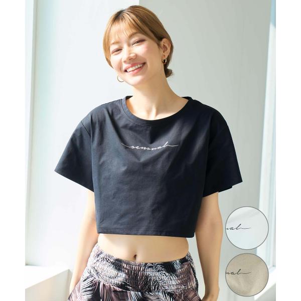 【ヨガやランニング、ジムに様々なアクティブシーンで着用できる！】●ムラサキスポーツでしか買えない限定アイテム！●どこまでも自分らしく。女性らしさがコンセプトのフィットネスウェア。●胸元の筆記体ロゴプリントがポイント。クロップド丈で脚長見え◎...