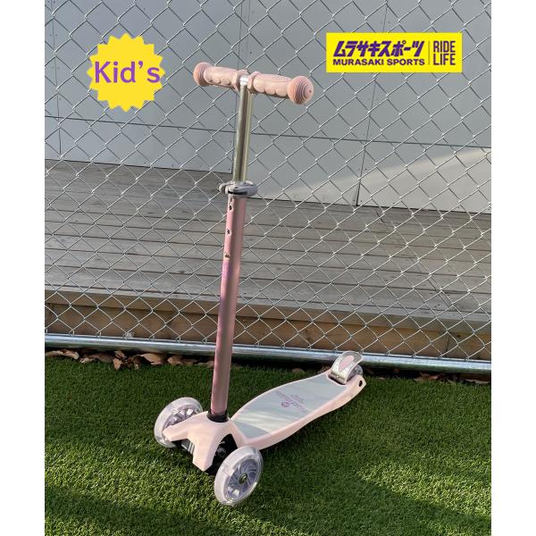 【HUDSONRIVER】ハドソンリバーのキックボード。カラフルでポップなデザインがオシャレなキックボード。5歳くらいから気軽に持ち運びができ遊ぶことができます！タイヤは走ることによって光るLED仕様になっています。三輪タイプで乗りこなしや...