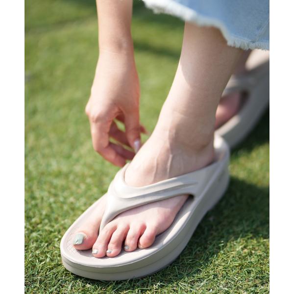 【OOFOS】ウーフォスのレディースサンダル。【リカバリーサンダル人気ナンバー１ブランド「ウーフォス」より、レディース専用の厚底タイプが登場！！】適度なストレッチが効いたキャンバス素材を使用し、快適な履き心地を実現リカバリーシューズのパイオ...